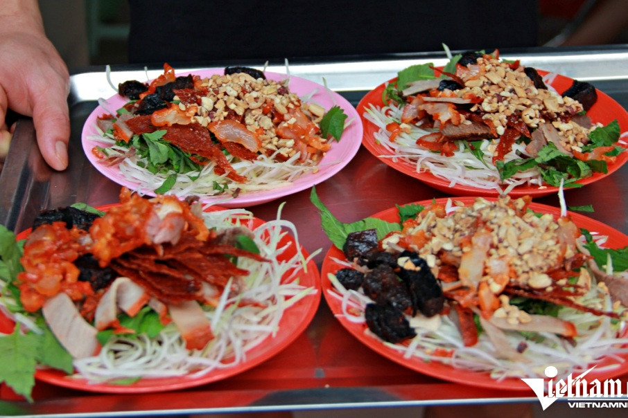 Quán nộm giòn sần sật 'không nước mắm', khách đông kín, bán không ngơi tay