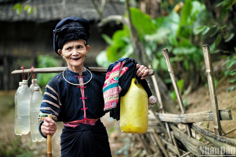 Colourful beauty of Lo Lo ethnic costumes