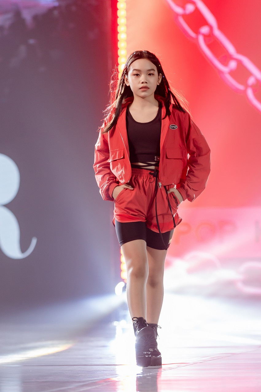 Học trò điếc bẩm sinh của NTK Sĩ Hoàng trình làng BST áo dài trẻ em