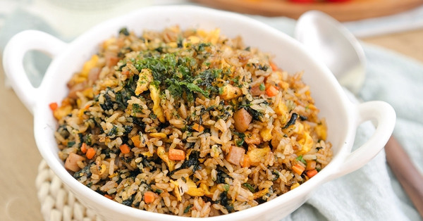 Cách làm cơm chiên rong biển nóng hổi cho bữa sáng