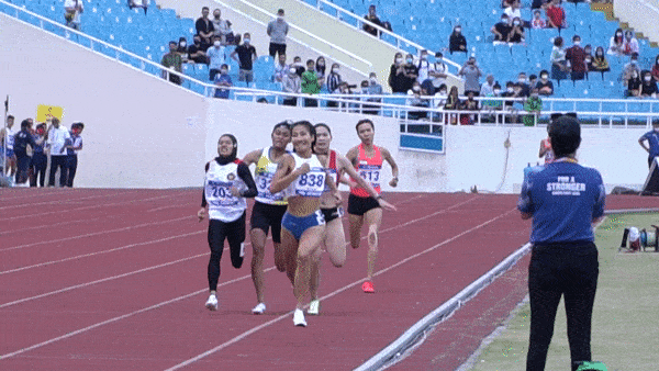 Nhà vô địch SEA Games 31 Đinh Thị Bích ngã gục trên đường đua 800m