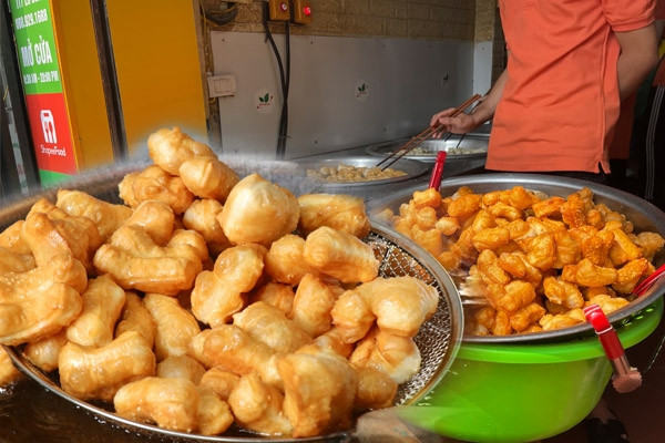 Quán quẩy đùi gà 30 năm nức tiếng tại Hà Nội, hút nghìn khách mỗi ngày