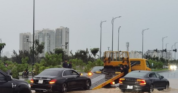Torrential rain causes traffic chaos, flooding in HCMC Torrential rain causes traffic chaos, flooding in HCMC
