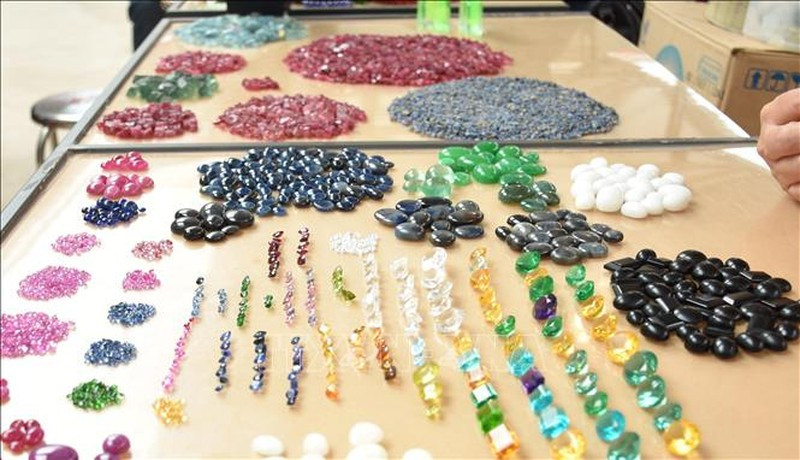 Đột nhập phiên chợ đá quý bày bán như rau ở Việt Nam