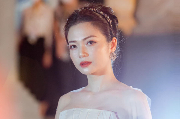 Diễn viên Kiều Anh tuổi 41 gợi cảm lả lơi trước ống kính