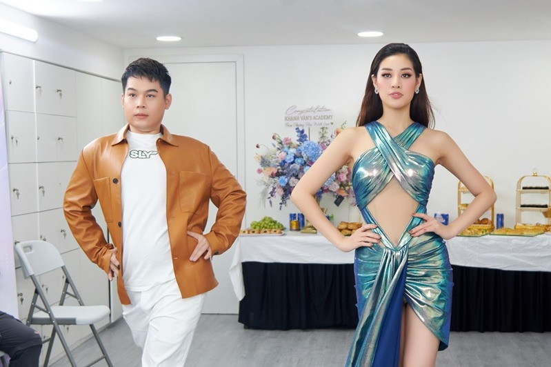 Hoa hậu Khánh Vân dạy Long Chun và mẫu nhí đi catwalk