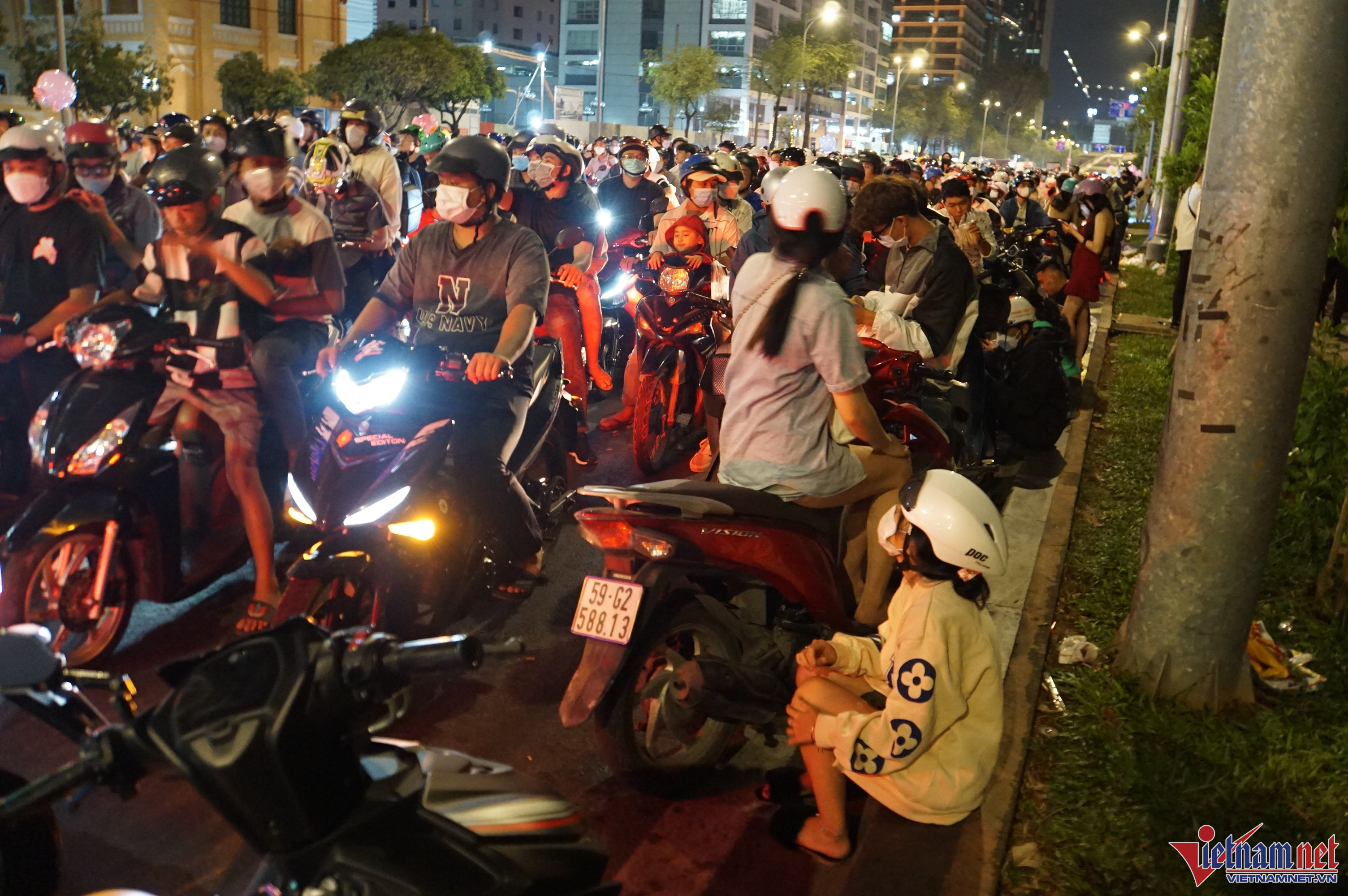 HCM City streets stuck for 2 hours after the New Year fireworks display
