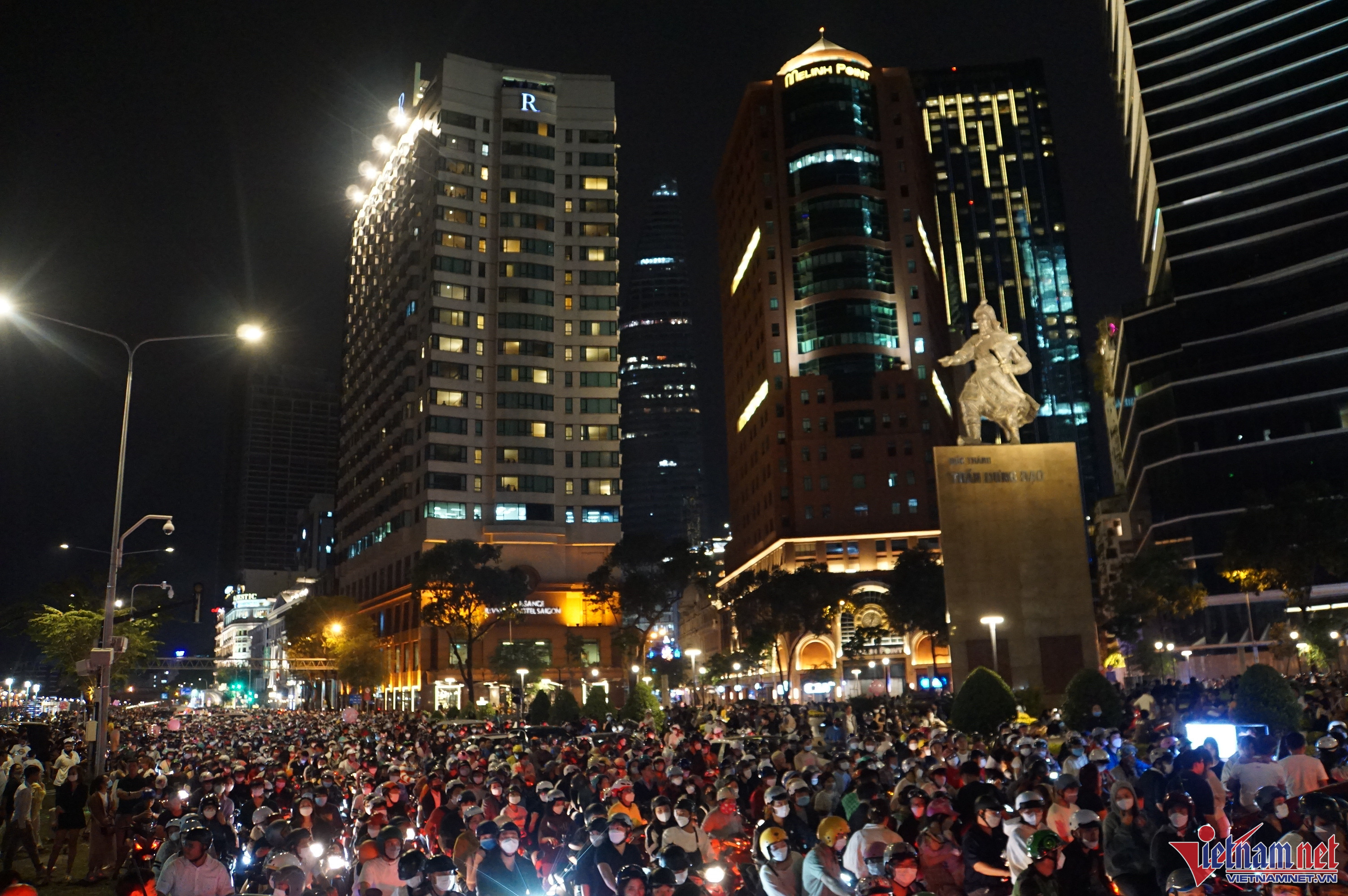 HCM City streets stuck for 2 hours after the New Year fireworks display