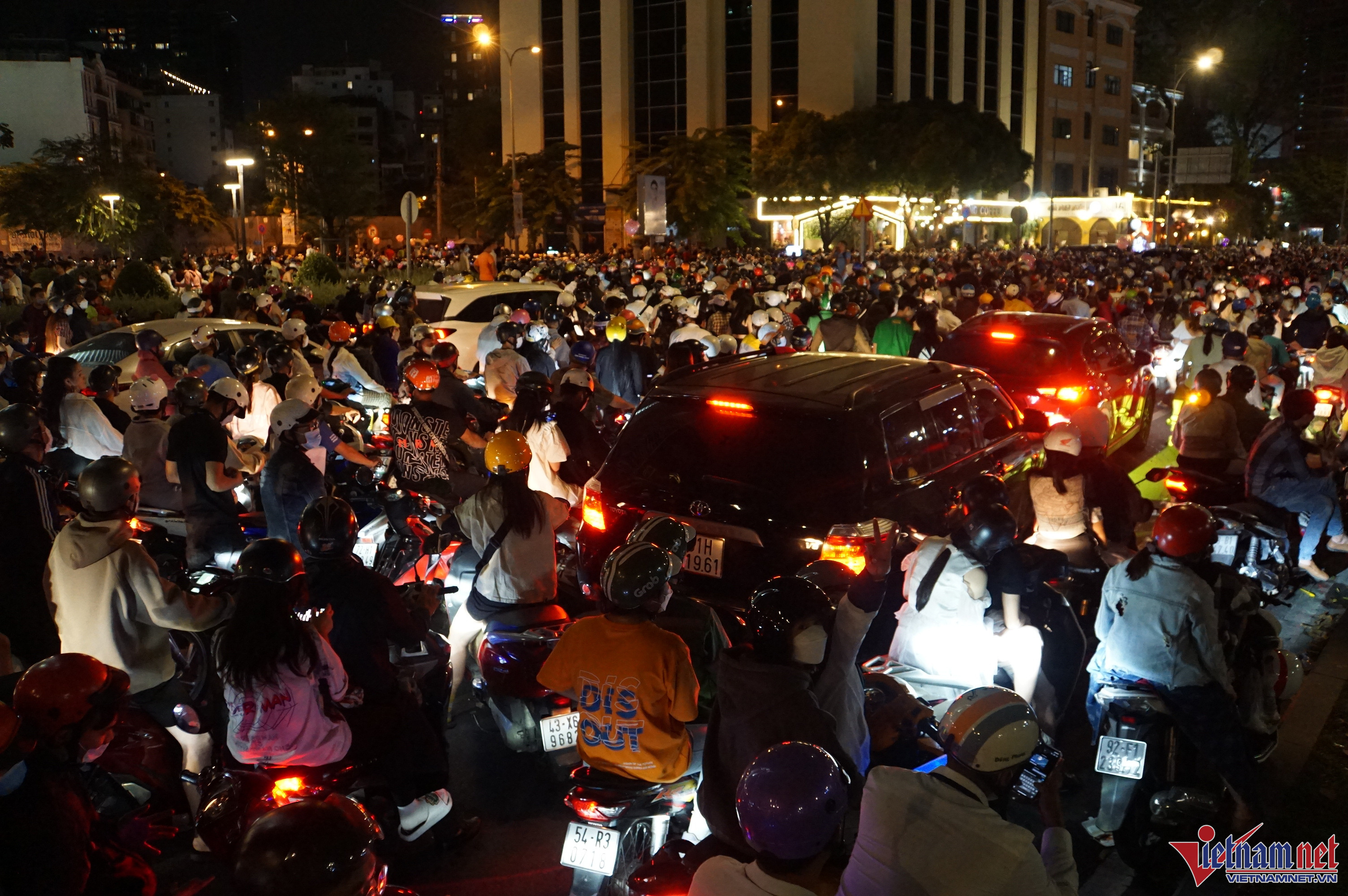 HCM City streets stuck for 2 hours after the New Year fireworks display