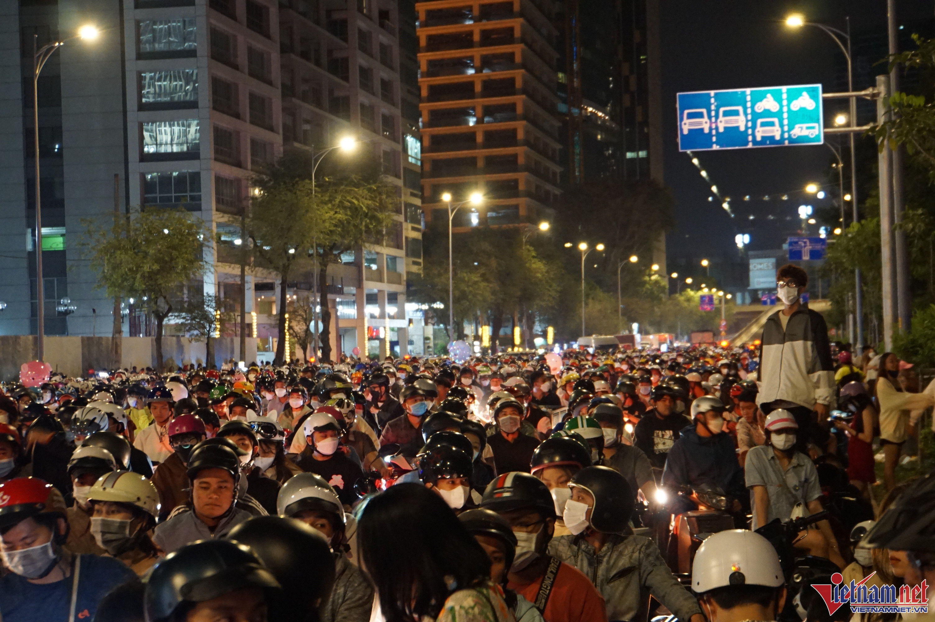 HCM City streets stuck for 2 hours after the New Year fireworks display