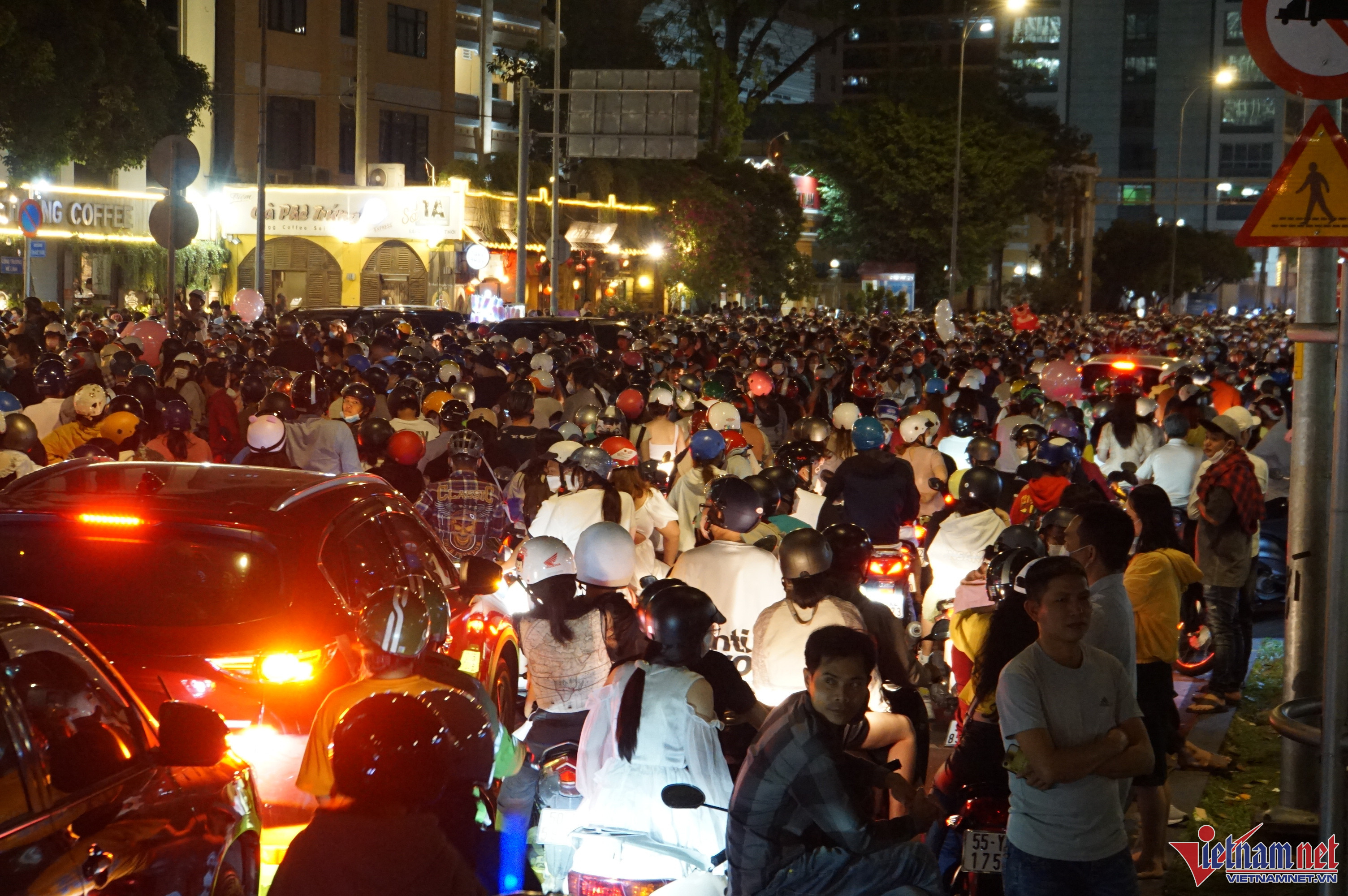 HCM City streets stuck for 2 hours after the New Year fireworks display