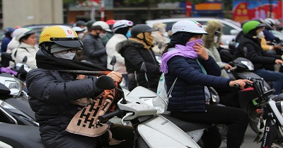 Người Hà Nội khăn áo kín mít, ‘chôn chân’ trong giá rét ngày cận Tết ...