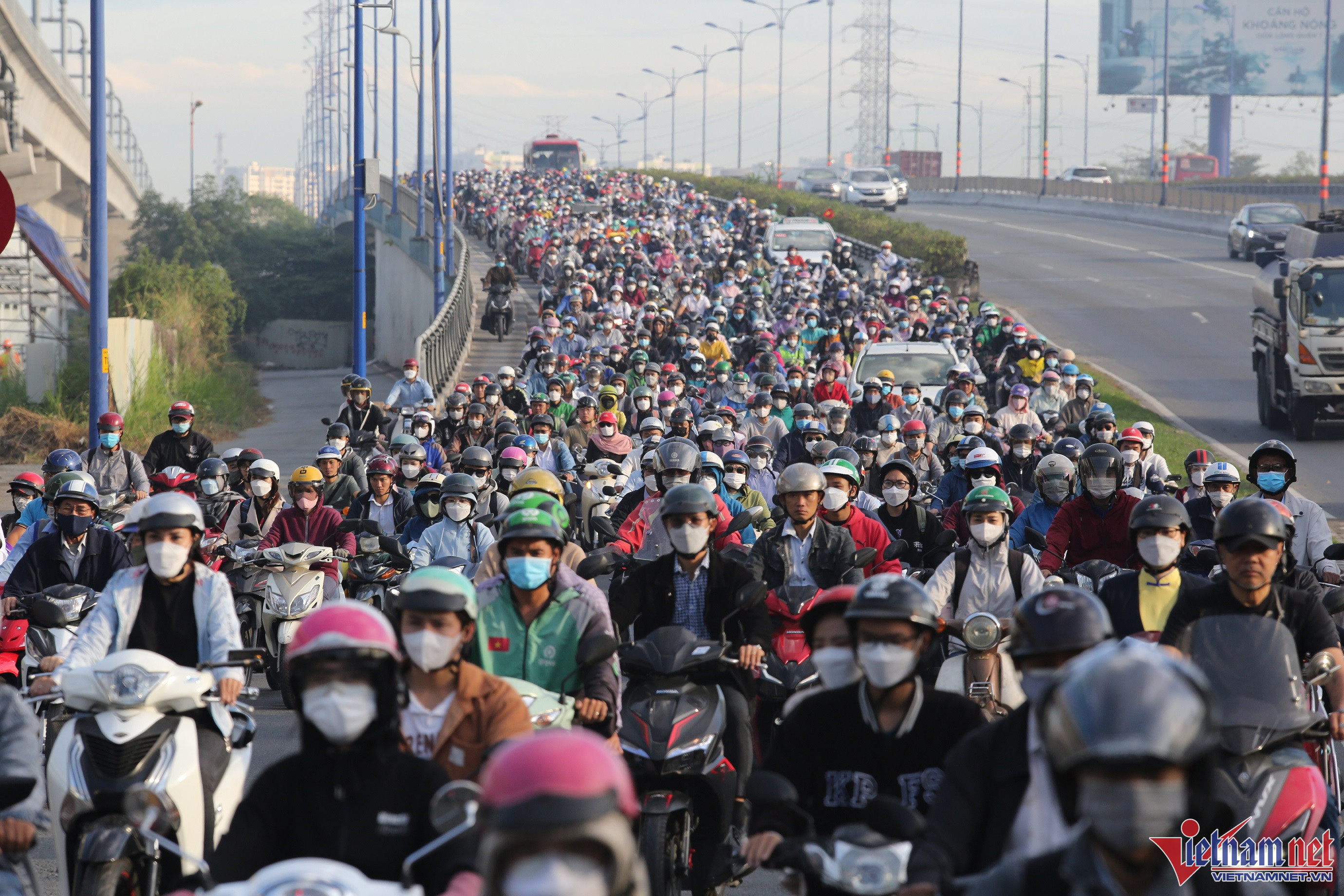HCM Streets Congested On First Working Day Of 2023