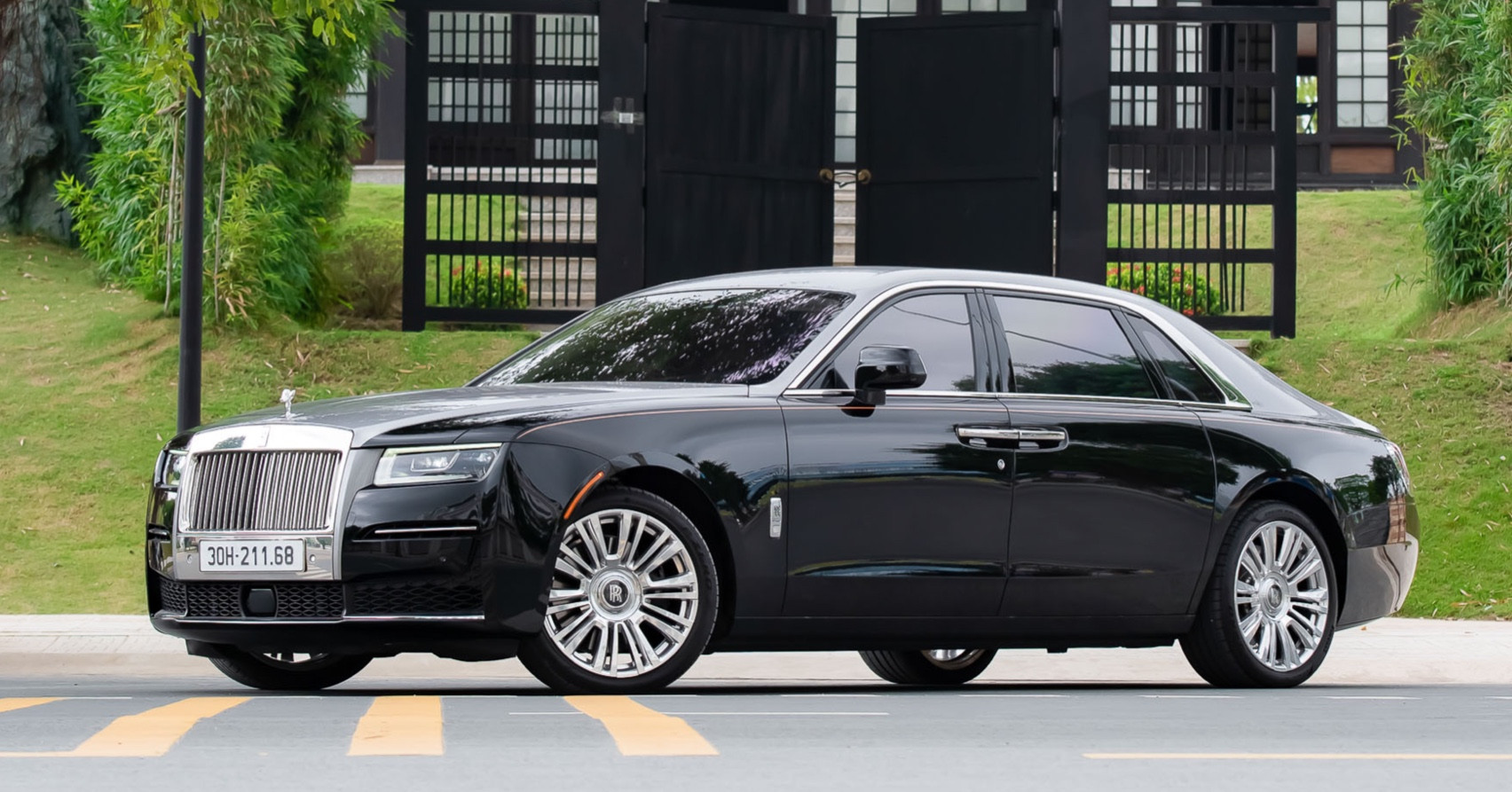 Ngắm Rolls-Royce Ghost 2021 đầu tiên về Việt Nam đang rao bán giá 39 tỷ ...