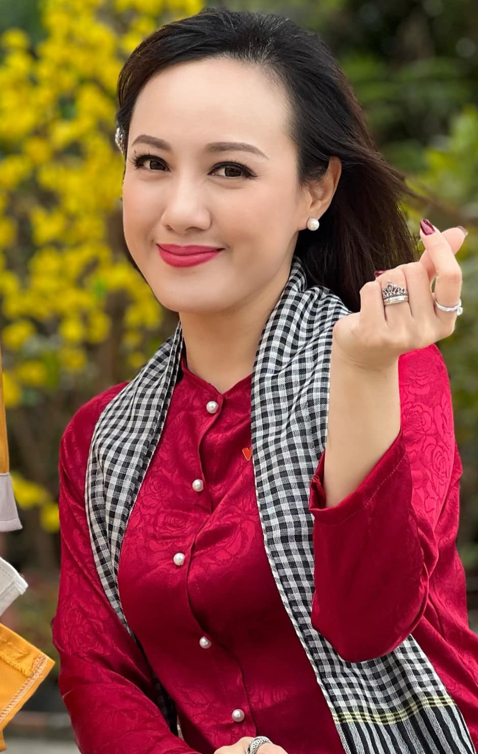 Sao Việt 9/1: MC Hoài Anh đẹp dịu dàng, Ninh Dương Lan Ngọc quyến rũ