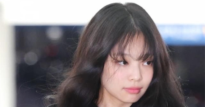 Jennie BlackPink bơ phờ giữa lúc Lisa bị chỉ trích diễn thoát y