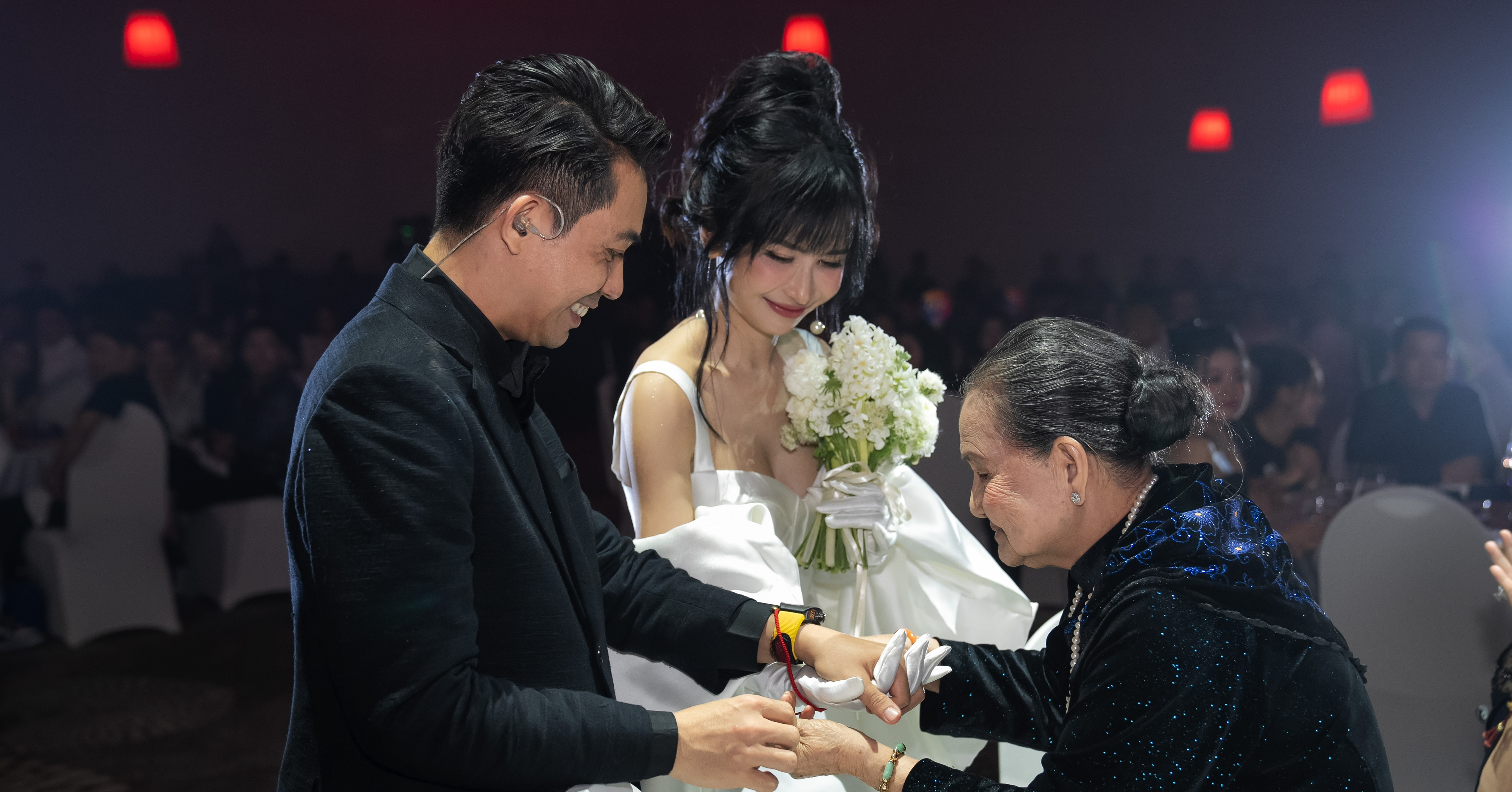 Đại gia Minh Nhựa nói lời ngọt ngào, ‘khoe’ giấy đăng ký kết hôn với Mina Phạm