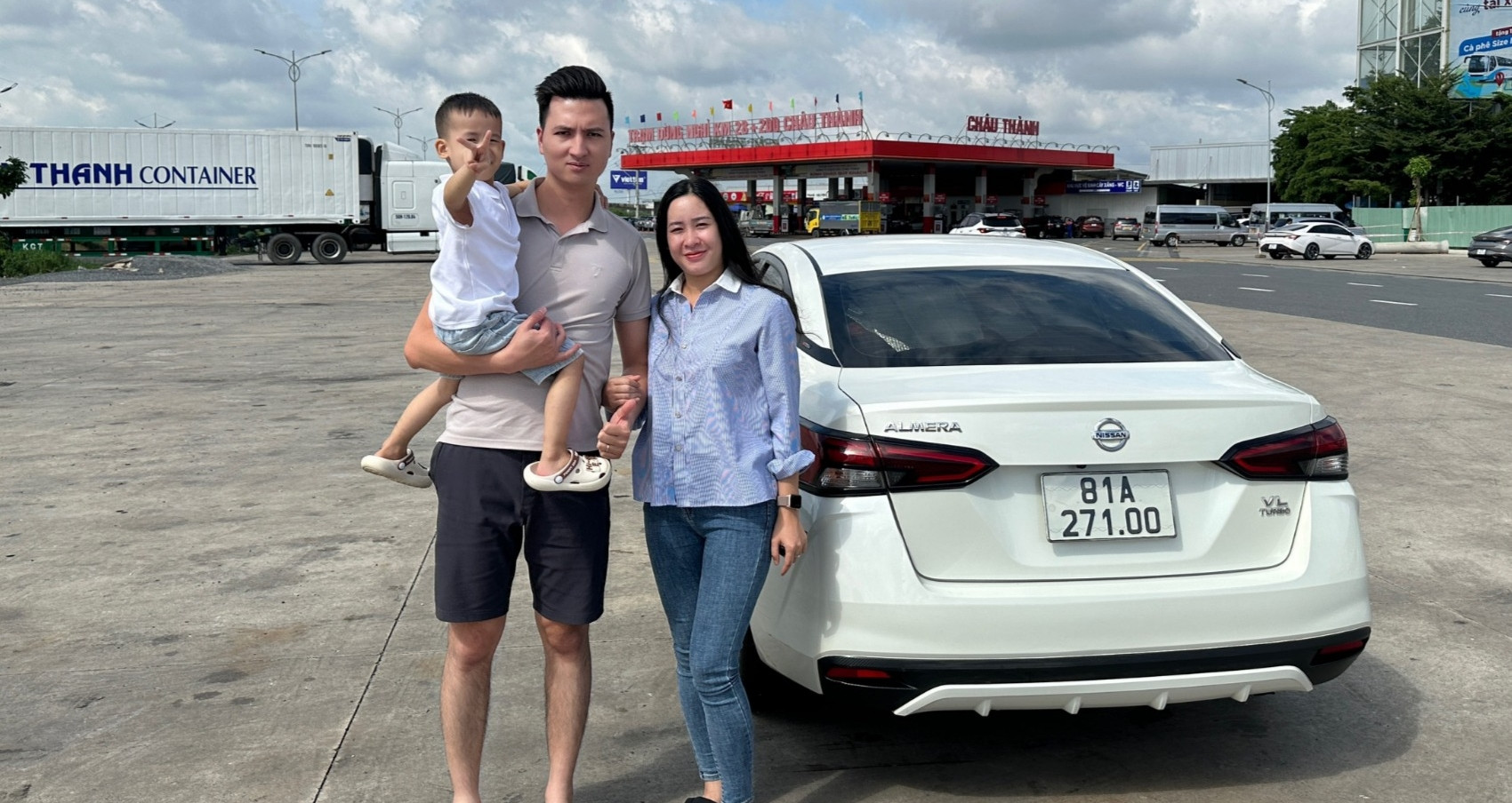 Vợ chồng trẻ rủ nhau ‘đi trốn’ 1400km trên Nissan Almera