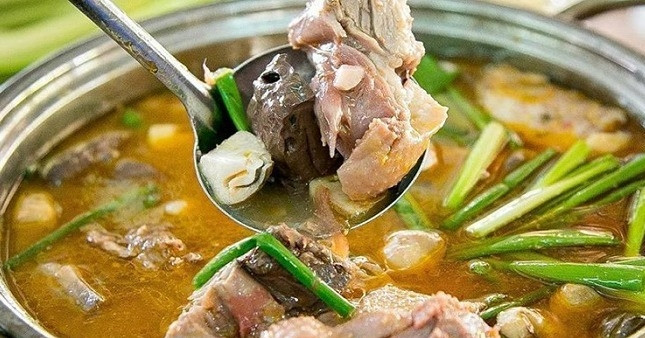 5 người đi cấp cứu nghi ngộ độc sau khi ăn lẩu tại quán vỉa hè