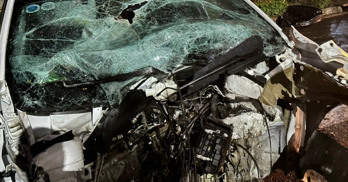 Tai nạn giao thông gần cầu Sài Gòn, 2 người kẹt trong ô tô