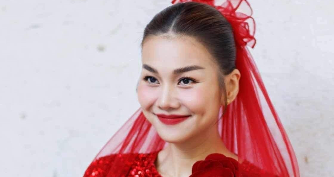 Thanh Hằng giấu mặt chú rể Trần Nhật Minh trong lễ rước dâu