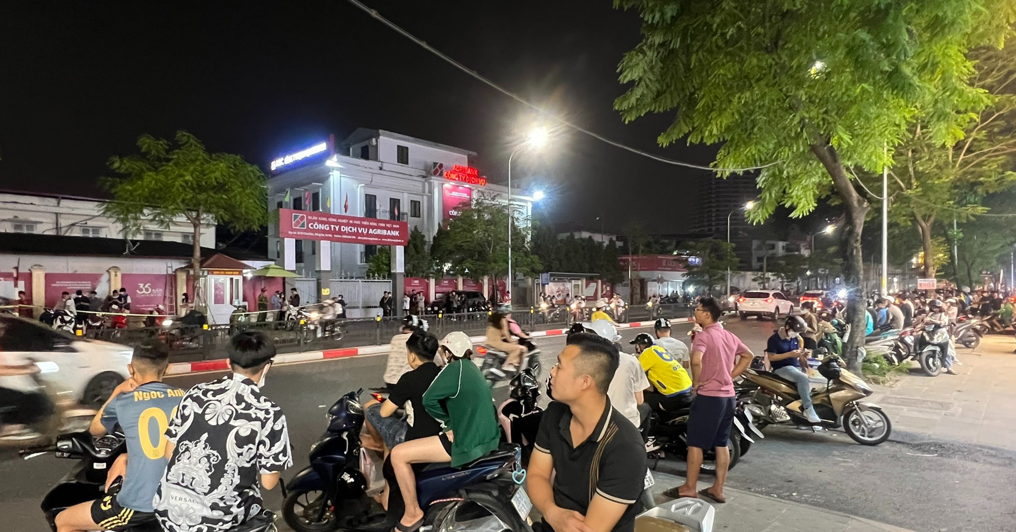 Bản tin trưa 26/10: Cảnh sát gọi loa, hàng trăm thanh niên vẫn 'hóng ...