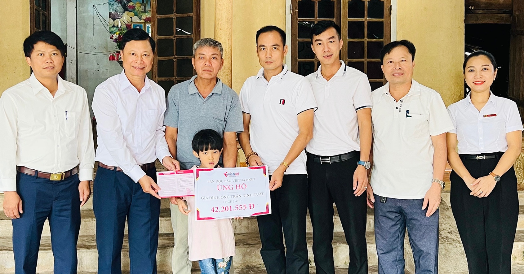 Trao hơn 40 triệu đồng đến 2 đứa trẻ sống cùng ông nội tàn tật