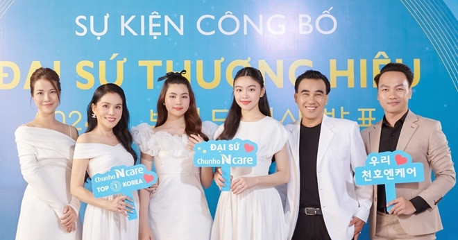 Gia đình Quyền Linh trở thành đại sứ thương hiệu Chunho Ncare