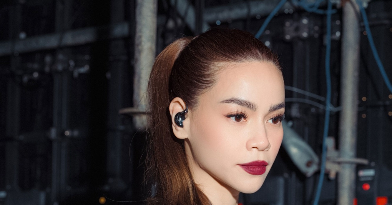 Double2T ra sân khấu bằng ôtô, Hồ Ngọc Hà xinh đẹp như 'nữ thần'