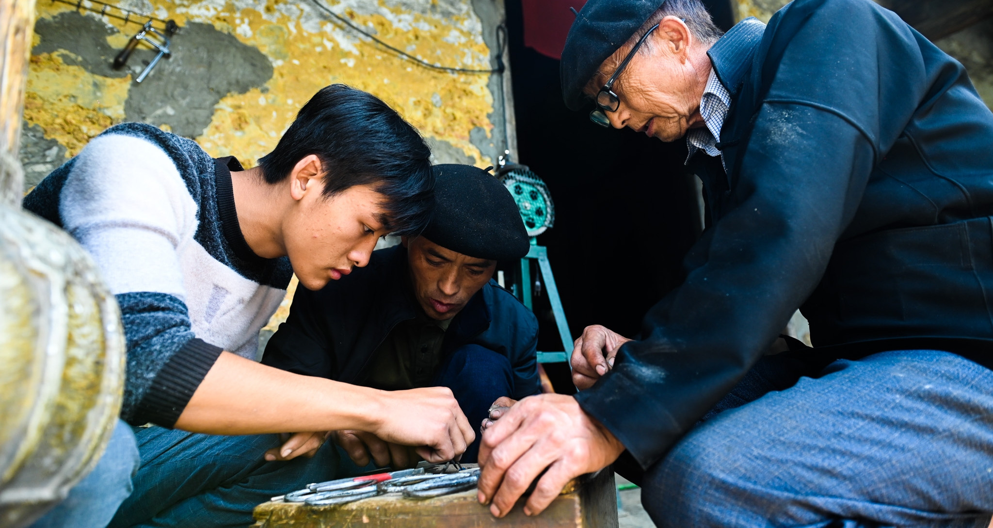 Nghệ nhân U72 chạm bạc 'khét tiếng' ở cao nguyên đá Đồng Văn