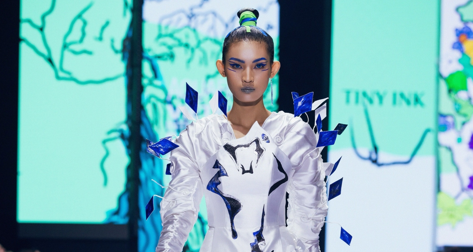 Quán quân The Face Vietnam Tú Anh hoá cô gái Tây Bắc, diện thiết kế cầu kỳ