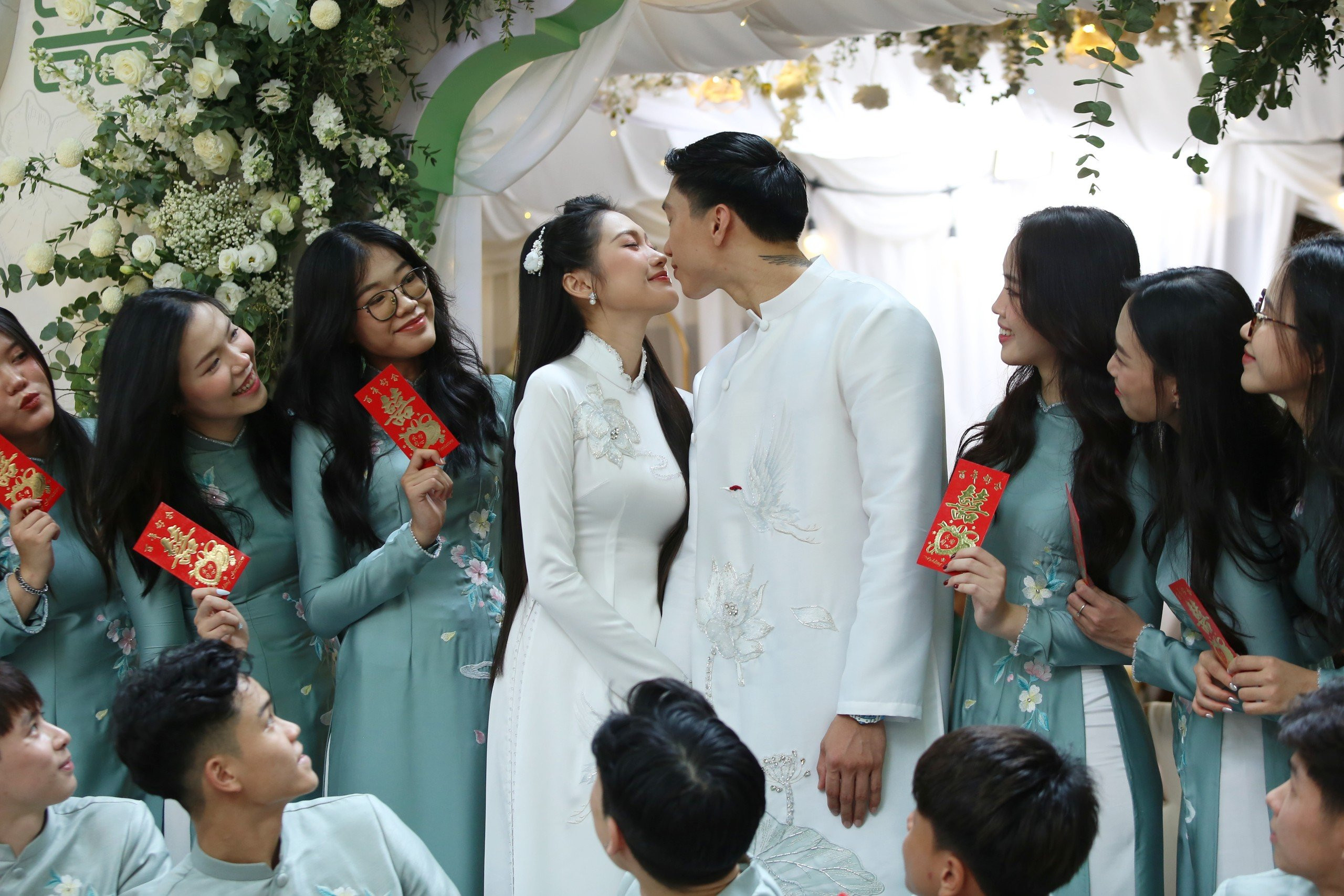 Văn Hậu và Hải My tình tứ 'khóa môi' trong lễ ăn hỏi