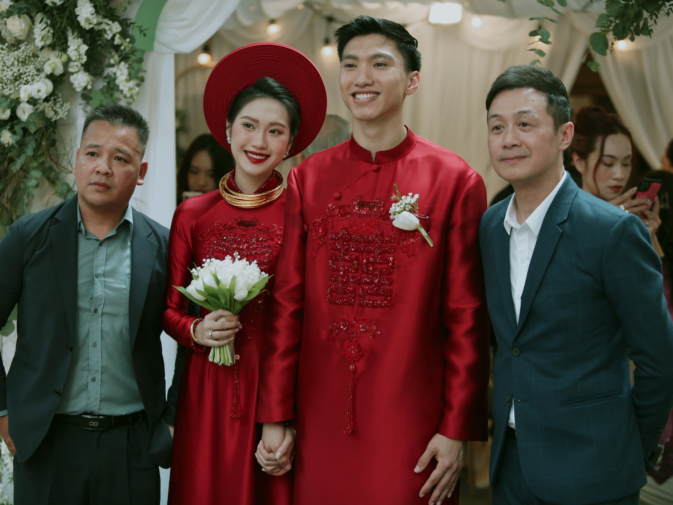 Văn Hậu và Hải My tình tứ 'khóa môi' trong lễ ăn hỏi