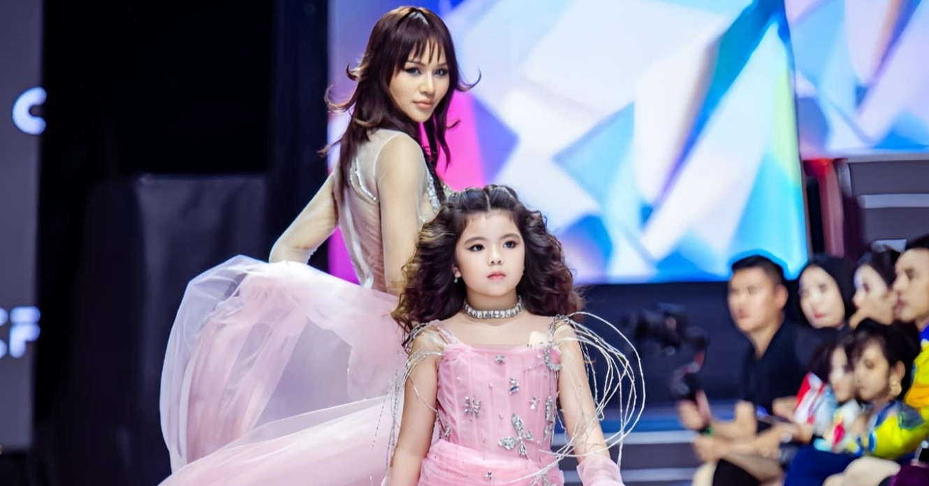 Mẫu nhí Emily Huỳnh catwalk cùng Quán quân The New Mentor Lê Thu Trang