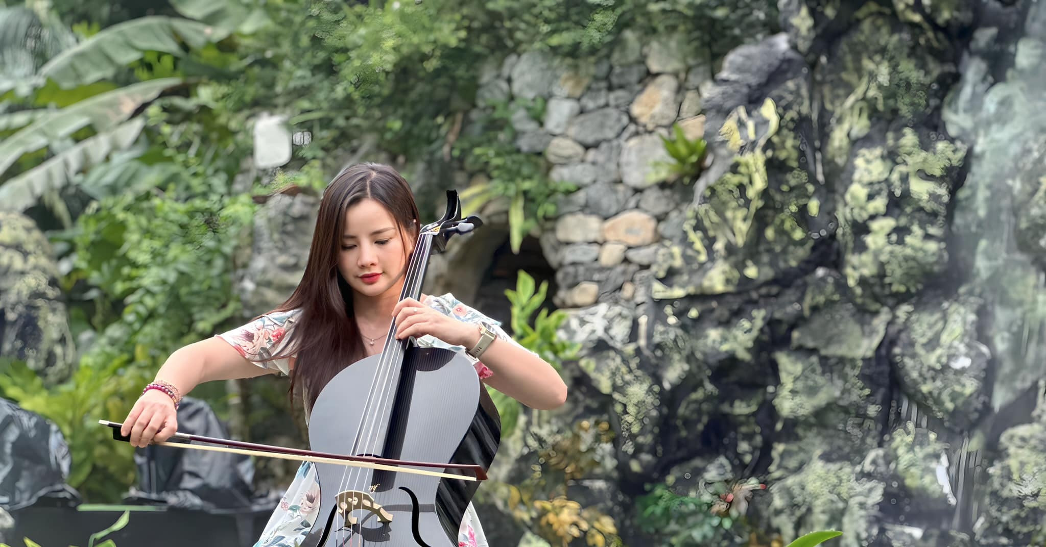 'Cello hát tình ca' của người đẹp chơi cello Hà Miên