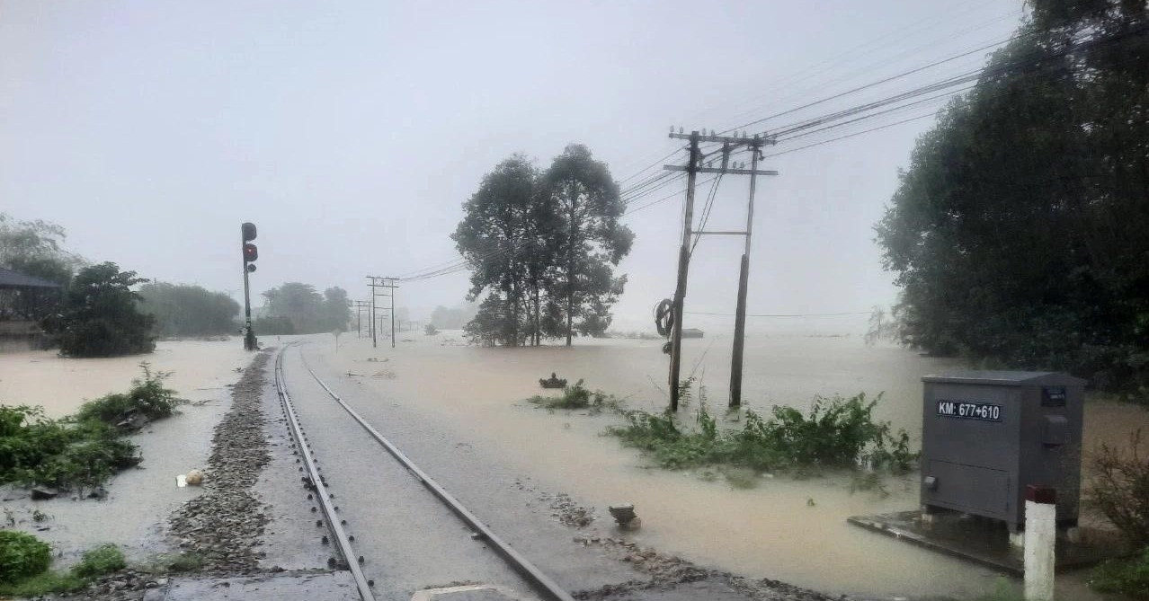 Đường sắt Bắc - Nam lưu thông trở lại sau 2 ngày dừng do mưa lũ