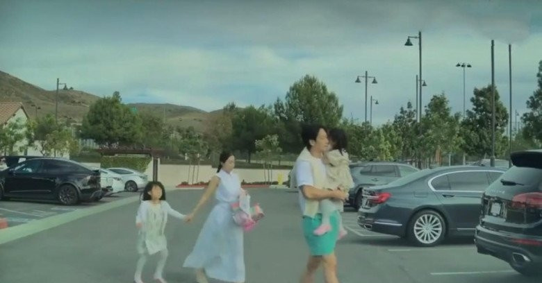 Fan phát sốt trước hình ảnh Bi Rain và Kim Tae Hee đón 2 con gái đi học về