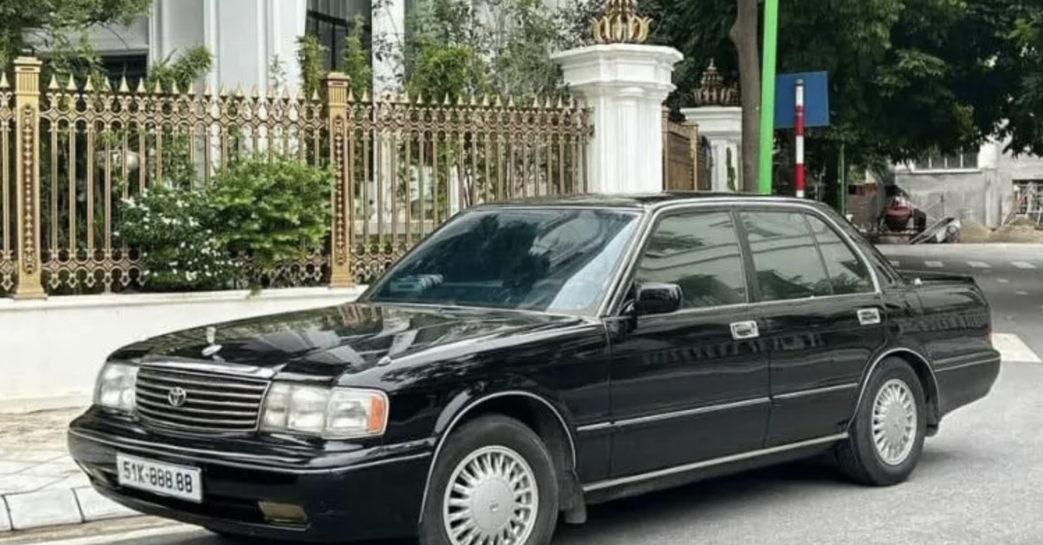 Loạt biển VIP gắn xe sang, ấn tượng Toyota Crown cổ gắn biển 51K-888.88