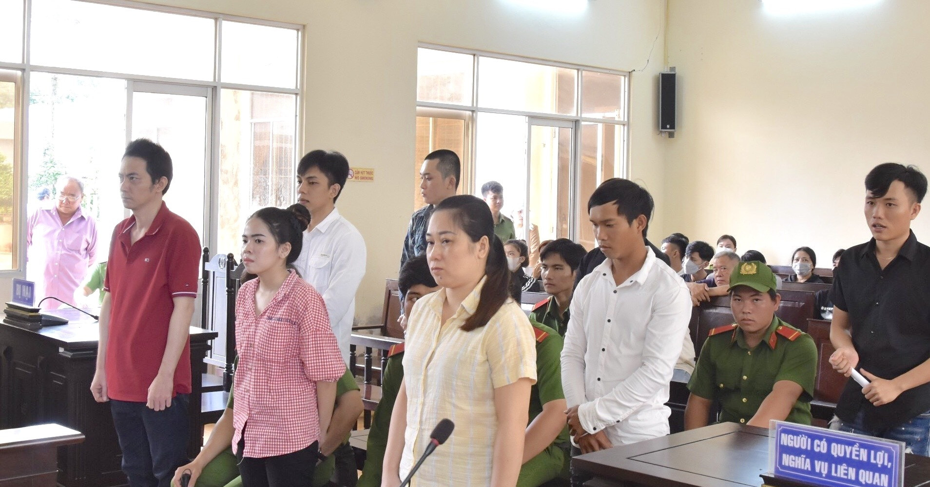 Vợ chồng chủ quán hát cùng vào tù vì bán ma túy