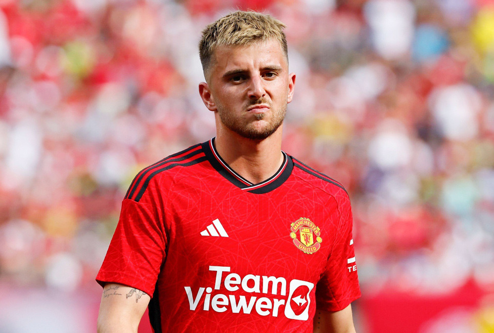 Mason Mount bất ngờ 'đổ bệnh' khiến Ten Hag méo mặt