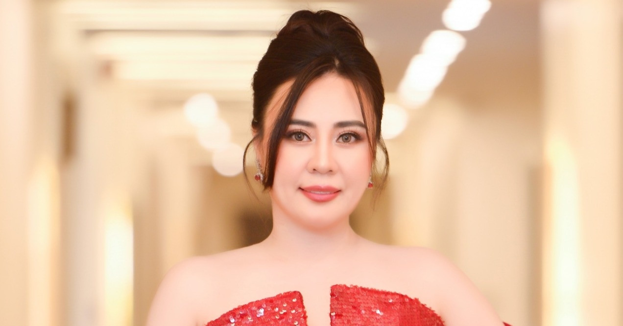 Phan Kim Oanh bồi hồi trước khi trao vương miện cho người kế nhiệm