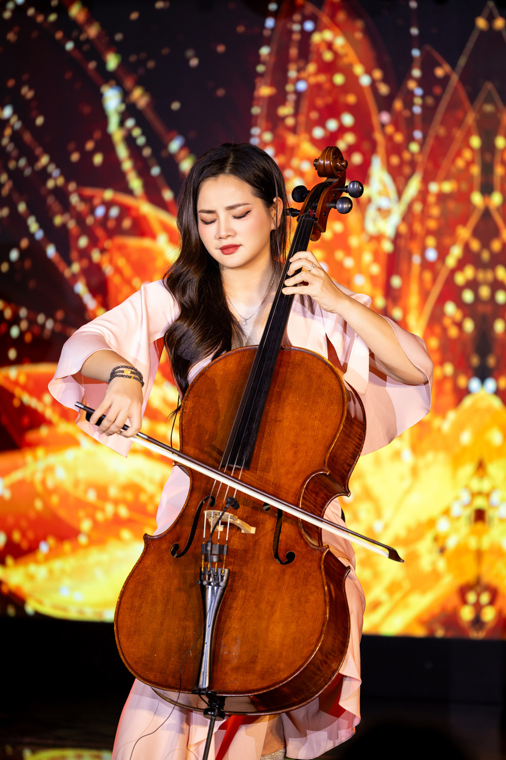 Người đẹp chơi cello Hà Miên lần đầu kết hợp cùng con rể Thanh Lam