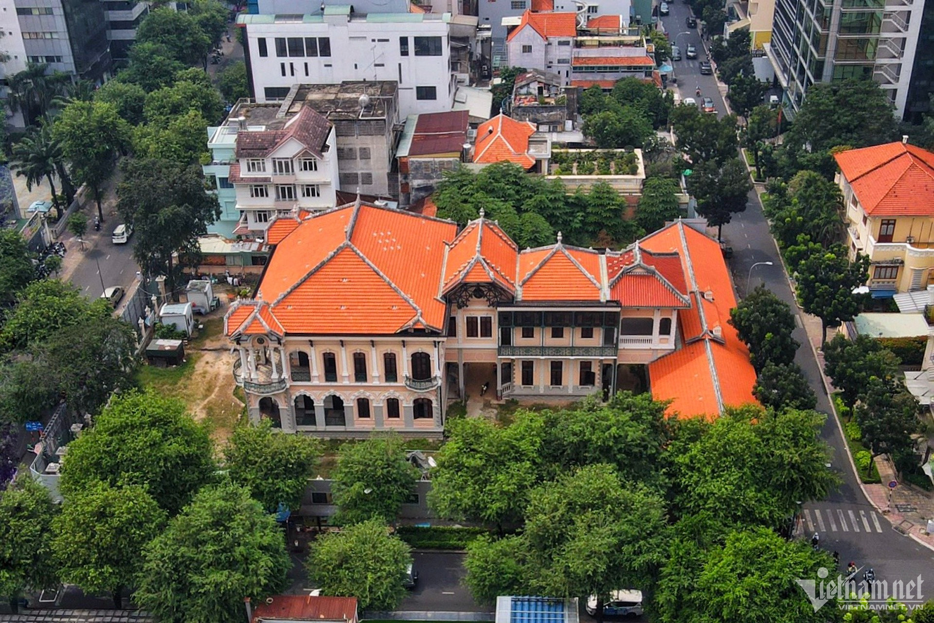 Căn biệt thự cổ 35 triệu đô của bà Trương Mỹ Lan quây tôn ở trung tâm ...