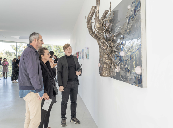 Vietnamese artist brings new life to dead tree at exhibition in France