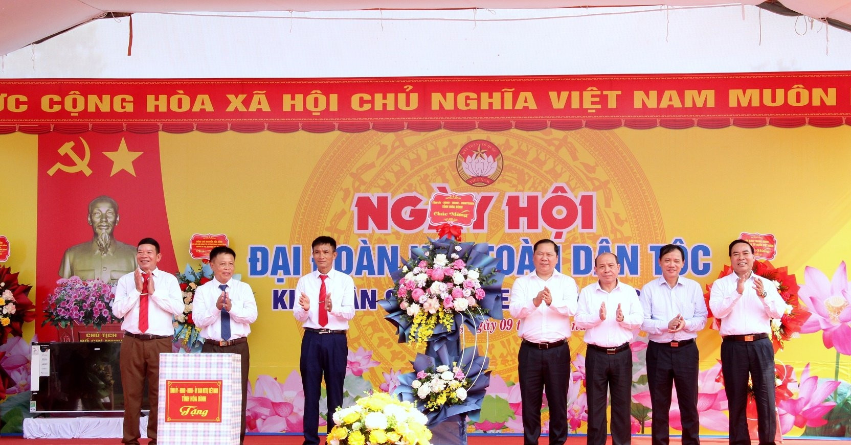 Chánh án TANDTC Nguyễn Hòa Bình dự Ngày hội Đại đoàn kết toàn dân tộc ở ...