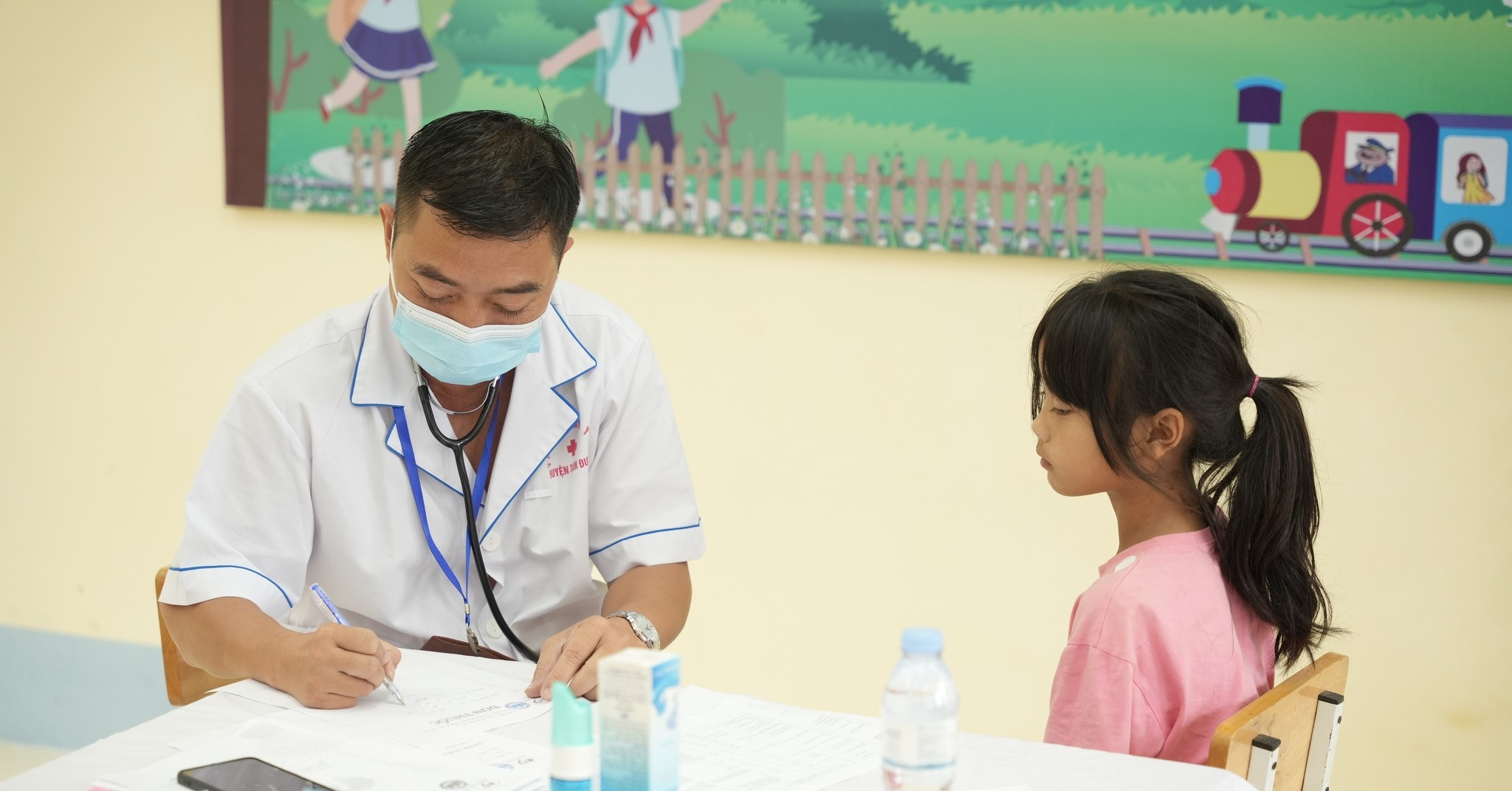 Học sinh vùng cao được khám chữa bệnh miễn phí