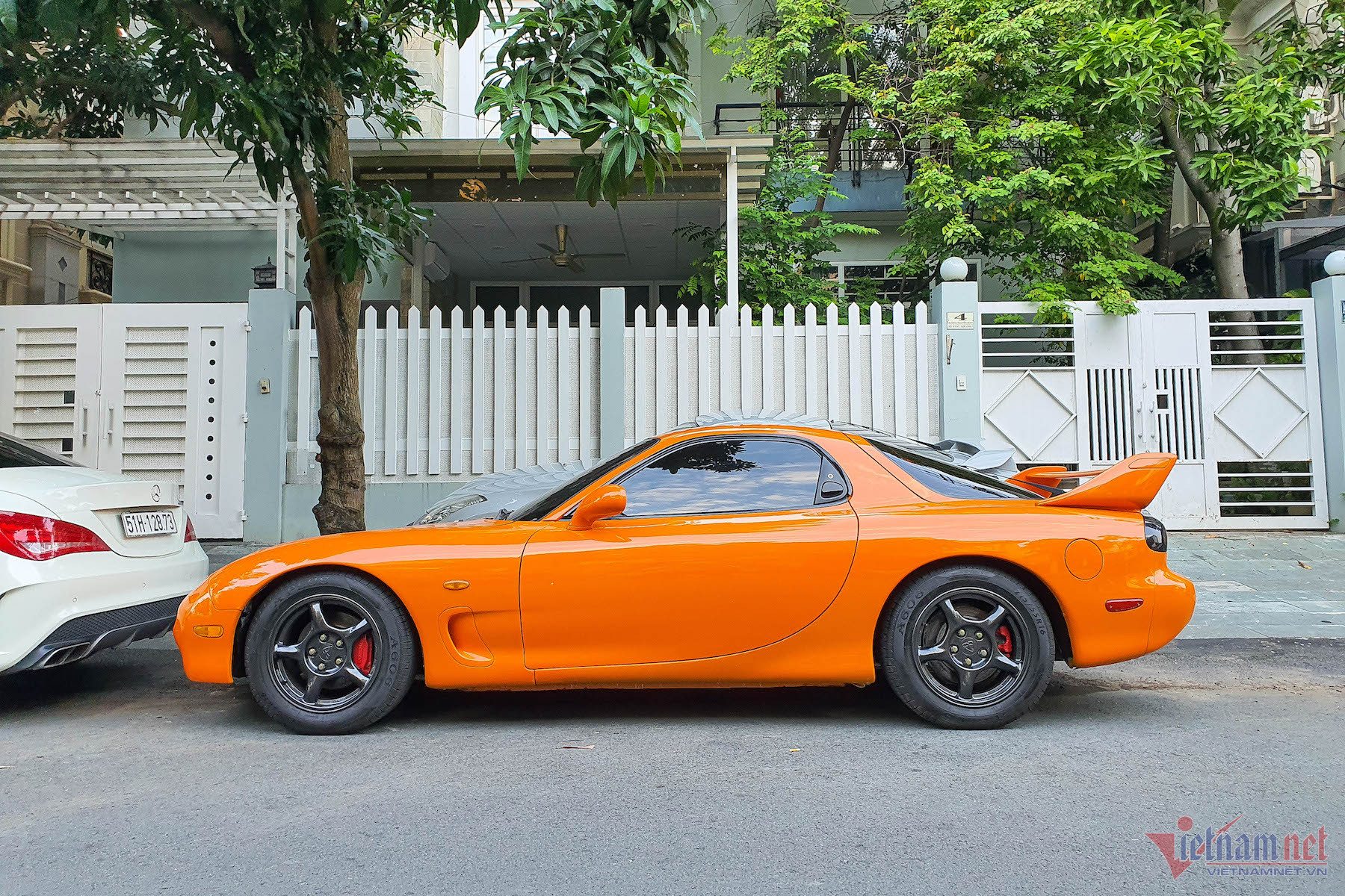 Dân chơi Sài thành tậu xe cổ 30 năm tuổi Mazda RX-7 đẹp long lanh