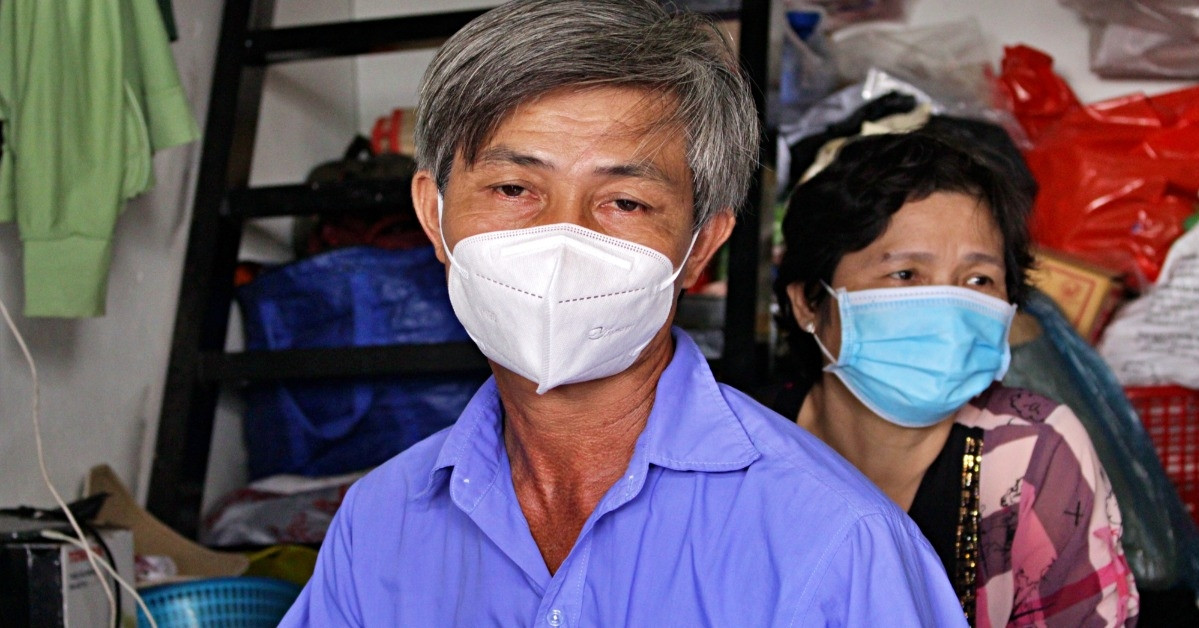 Nước mắt người đàn ông luôn nắm tay vợ