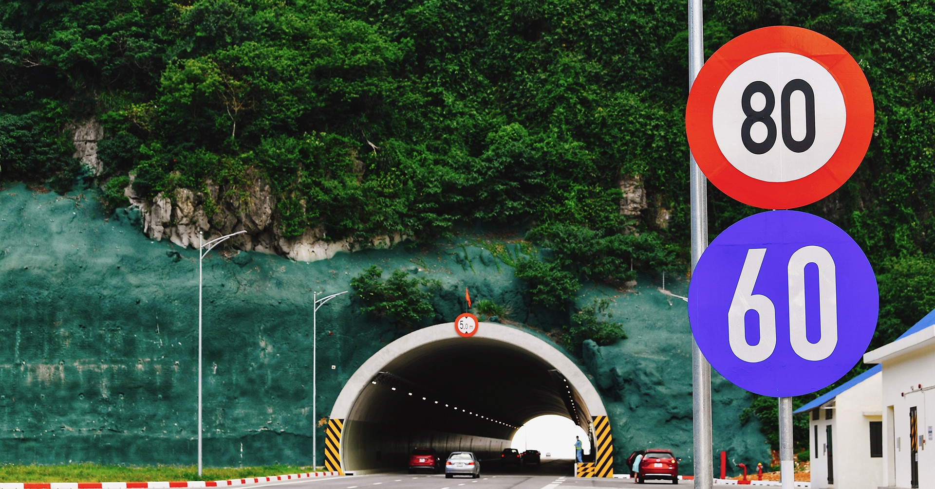 Cao tốc giới hạn tốc độ 80km/h: Khách mất thời gian, tài xế tốn xăng