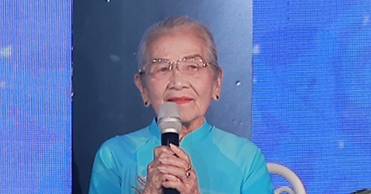 Hơn 90 tuổi, NSƯT Phi Điểu ngồi ghế nóng chấm thi người đẹp